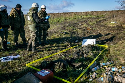 Ukrainian Soliders Recovering Bodies 6 Russian Editorial Stock Photo ...