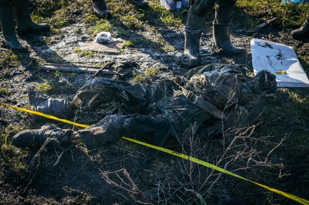 Ukrainian Soliders Recovering Bodies 6 Russian Editorial Stock Photo ...