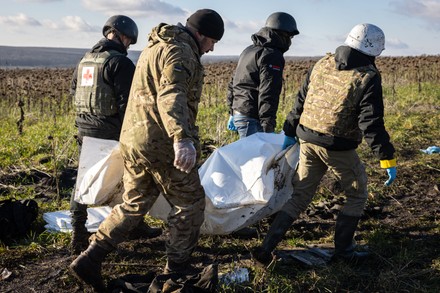 Ukrainian Soliders Recovering Bodies 6 Russian Editorial Stock Photo ...
