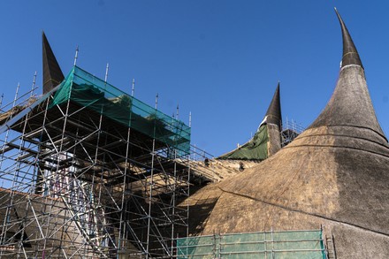Kaatsheuvel Thatchers Work On Roof Main Editorial Stock Photo - Stock ...