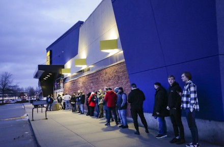 Customers Wait Line Enter Electronics Store Editorial Stock Photo ...