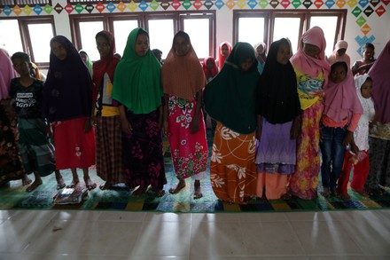 Rohingya Women Refugees Gather Temporary Shelter Editorial Stock Photo ...