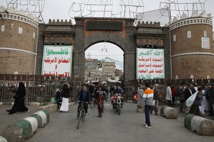 Yemenis Step Through Enormous Gate Babalyaman Editorial Stock Photo ...