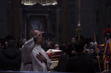__COUNT__ The body of the late Pope Emerit Benedict XVI is laid out in ...