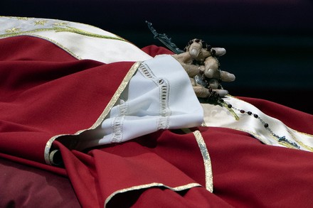 People Look Body Late Pope Emeritus Editorial Stock Photo - Stock Image ...