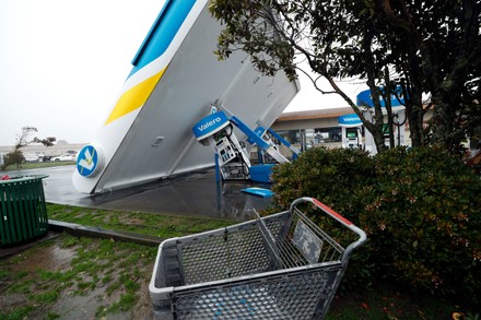 Canopy Valero Gas Station Toppled Over Editorial Stock Photo - Stock ...