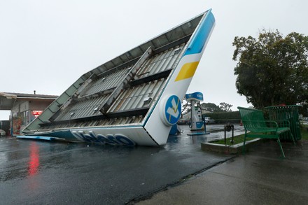 Canopy Valero Gas Station Toppled Over Editorial Stock Photo - Stock ...
