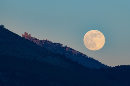 Wolf Moon Sets Behind Rocca Calascio Editorial Stock Photo - Stock ...