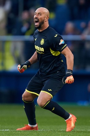 Pepe Reina Villarreal Cf Reacts During Editorial Stock Photo - Stock ...