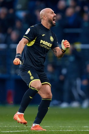 Pepe Reina Villarreal Cf Reacts During Editorial Stock Photo - Stock ...