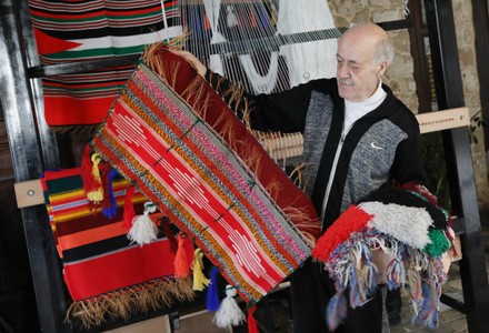 __COUNT__ imágenes de Palestinian man Akram al-Yaziji, 65, weaves on ...
