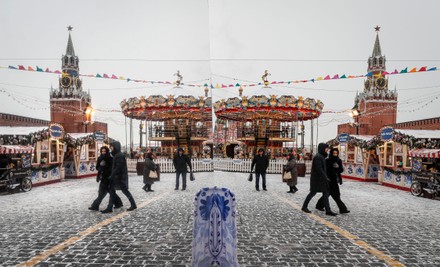 Spasskaya Tower Kremlin People Passing By Editorial Stock Photo - Stock ...