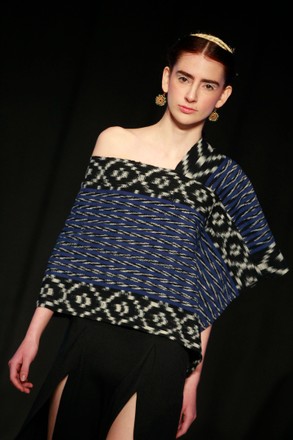 Model Presents Creation Springsummer Collection La Editorial Stock ...