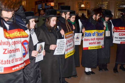 Jewish Demonstrators Seen Holding Propalestinian Signs Editorial Stock ...