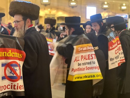 Jewish Demonstrators Seen Holding Propalestinian Signs Editorial Stock ...