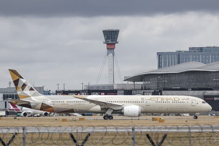 Etihad Airways Boeing 78710 Dreamliner Airplane Editorial Stock Photo ...