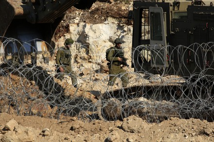 Israeli Soldiers Construct Defensive Fortifications Near Editorial ...