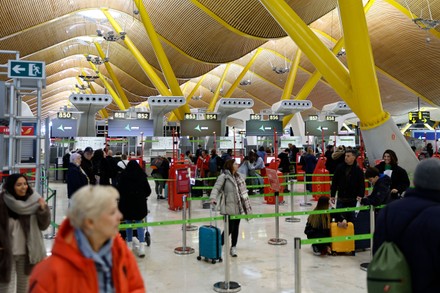 Passengers Queue Madrid Barajas Adolfo Suarez Editorial Stock Photo ...