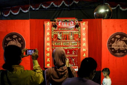 People Watch Potehi Puppet Show During Editorial Stock Photo - Stock ...