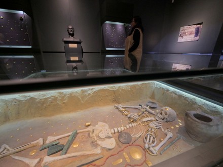 Visitors Observe Treasure Chalcolithic Necropolis Varna Editorial Stock ...