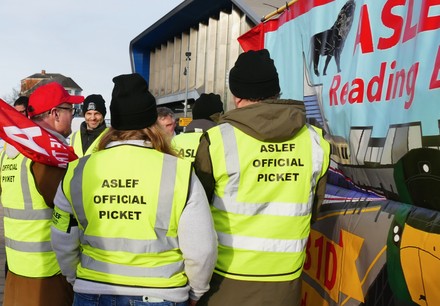 Official Aslef Picket Line Picketers Outside Editorial Stock Photo ...