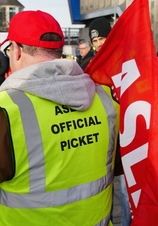 Official Aslef Picket Line Picketers Outside Editorial Stock Photo ...