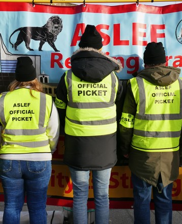 Official Aslef Picket Line Picketers Outside Editorial Stock Photo ...