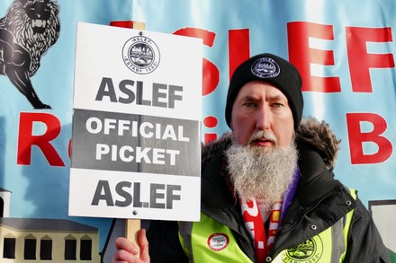 Official Aslef Picket Line Picketers Outside Editorial Stock Photo ...