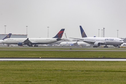 United Airlines Boeing 777200 Wide Body Editorial Stock Photo - Stock ...