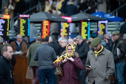 Racegoers Enjoying Their Day Horse Racing Editorial Stock Photo - Stock ...