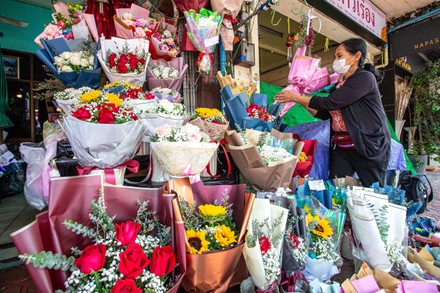 Vendor Arranges Flowers Southwest Chinas Yunnan Editorial Stock Photo ...