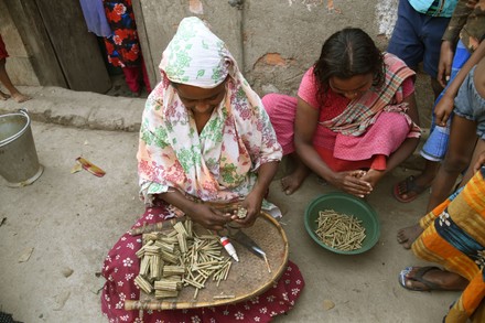 Women Handmaking Indian Cigarettes Called Bidis Editorial Stock Photo ...