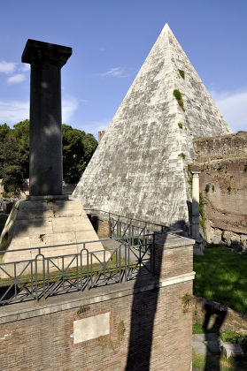 Cestius Pyramid Cestio Campo Cemetery Rome Editorial Stock Photo ...