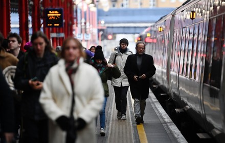 Commuters Disembark Train Station London Britain Editorial Stock Photo ...