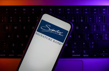 Signature Bank Logo Seen This Photo Editorial Stock Photo - Stock Image ...
