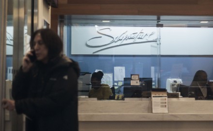 97 Bank tellers Stock obrázků, redakčních snímků a stock fotografií na ...
