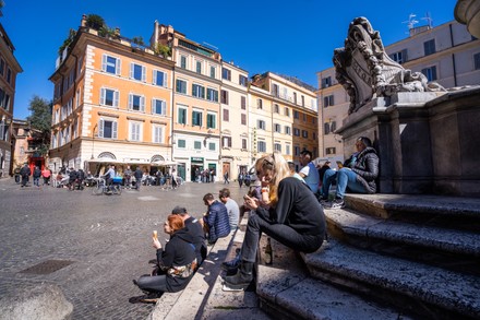 People Enjoying Spring Sunshine Warm Weather Editorial Stock Photo ...