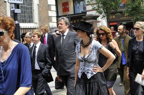 Stephen Fry Arriving Funeral Artist Sebastian Redaktionelles Stockfoto ...