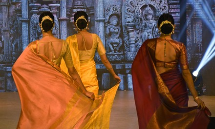 Models Dressed Saree Wearing Jewellery Walk Editorial Stock Photo ...