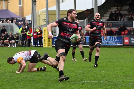 Harry Bazalgette Cornish Pirates Tackled By Editorial Stock Photo ...
