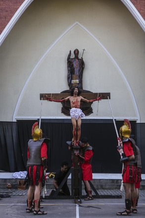 Indonesian Catholic Devotees Participate Reenactment Crucifixion ...