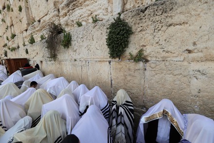 Orthodox Jews Cover Their Heads Prayer Editorial Stock Photo - Stock ...