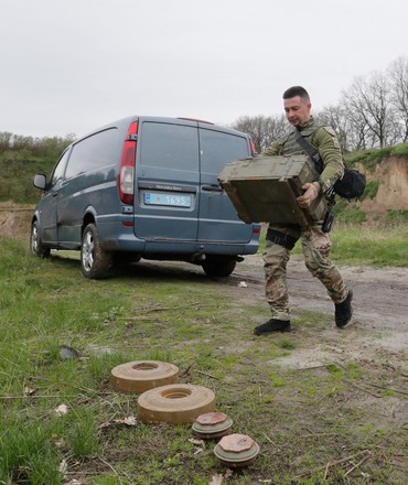 Ukrainian Sapper Prepares Equipment Prior Destruction - Foto de stock ...