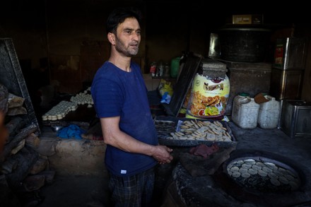 Baker Nanwai Selling Different Varieties Kashmiri Editorial Stock Photo ...