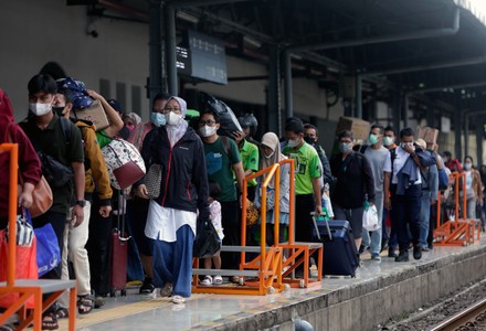 Residents Carry Their Belongings They Disembark Editorial Stock Photo ...