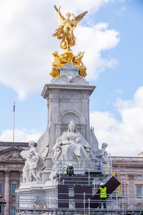Workmen Install Structure Around Queen Victoria Editorial Stock Photo ...