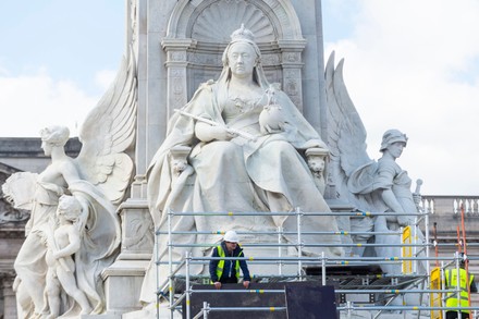 Workmen Install Structure Around Queen Victoria Editorial Stock Photo ...