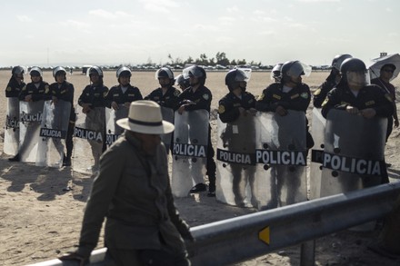 Peruvian Police Officers Monitor Chacalluta Border Editorial Stock ...