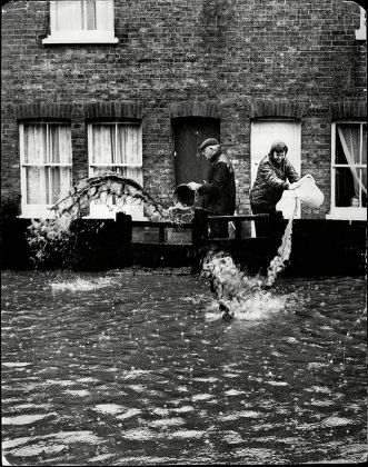 500 1960s floods Stock Pictures, Editorial Images and Stock Photos ...