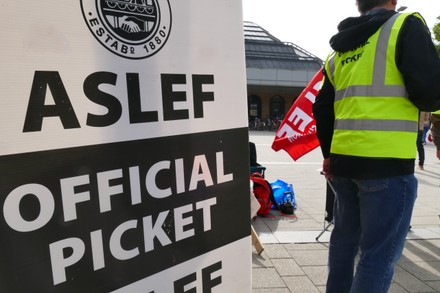 Official Aslef Picket Line Picketers Outside Editorial Stock Photo ...